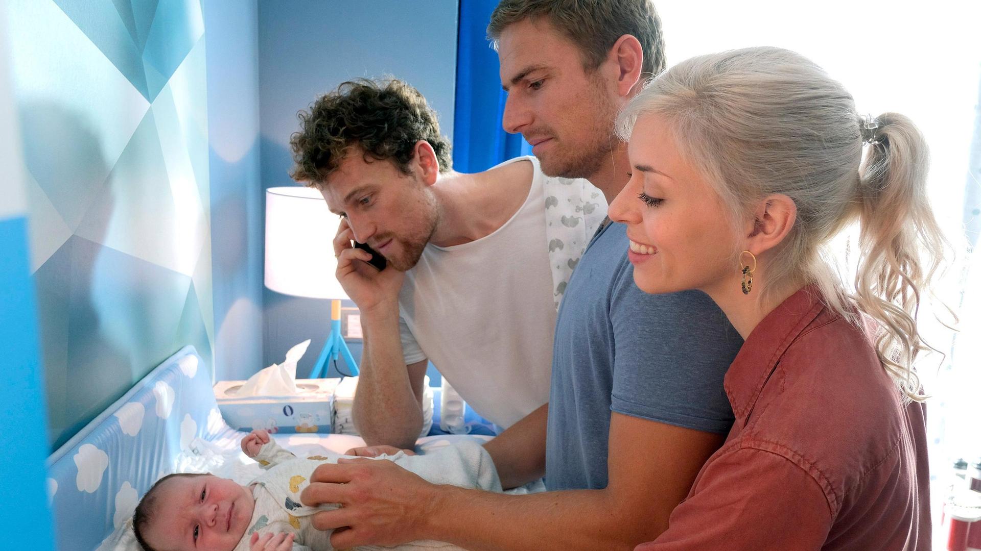 "Toni, männlich, Hebamme - Eine runde Sache" (2020) mit Artjom Gilz in ...