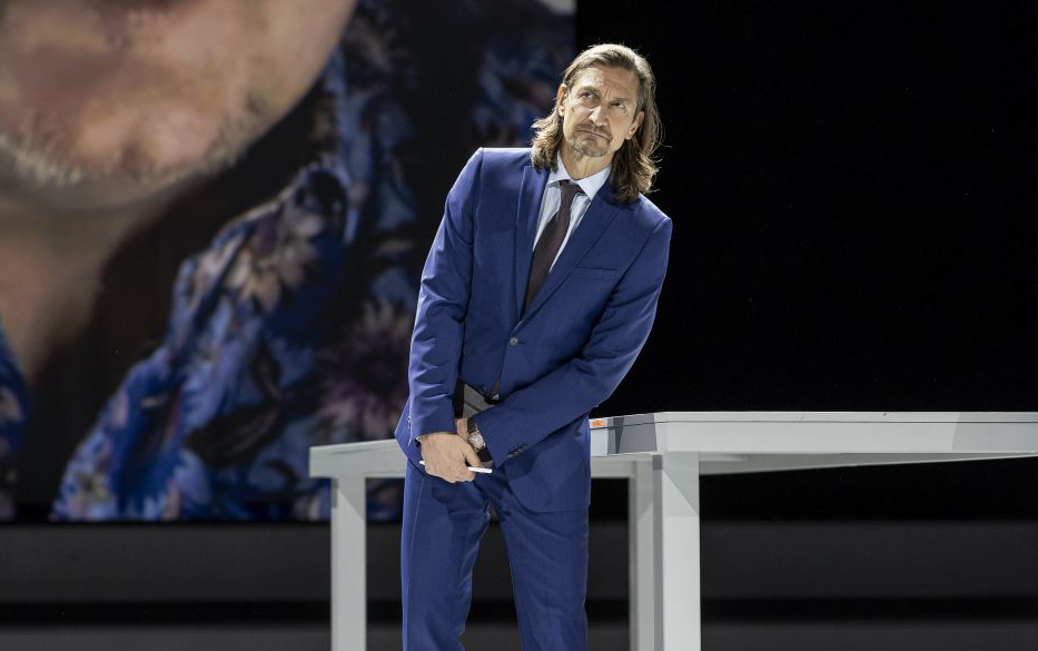 Victor Calero ('Dr. Adler') aktuell am Theater Freiburg in "Professor ...