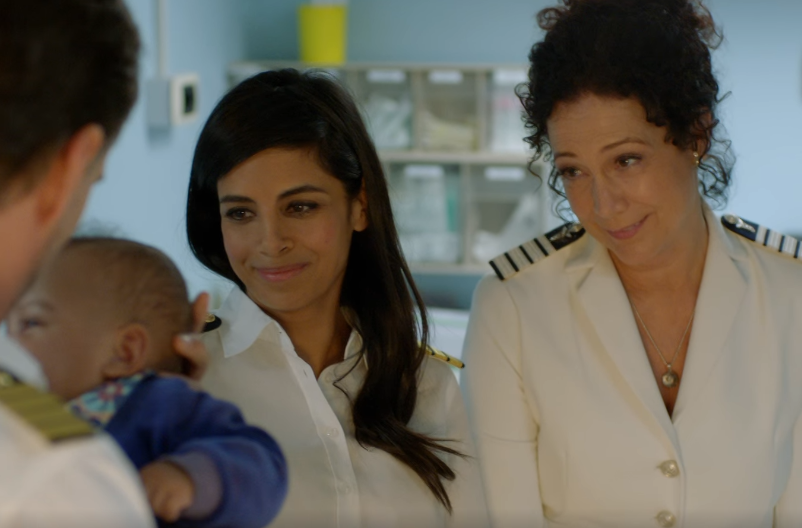 Collien Ulmen-Fernades ('Dr. Jessica Delgado') in "Traumschiff - Walvis Bay" (2023) am 30.11. ...