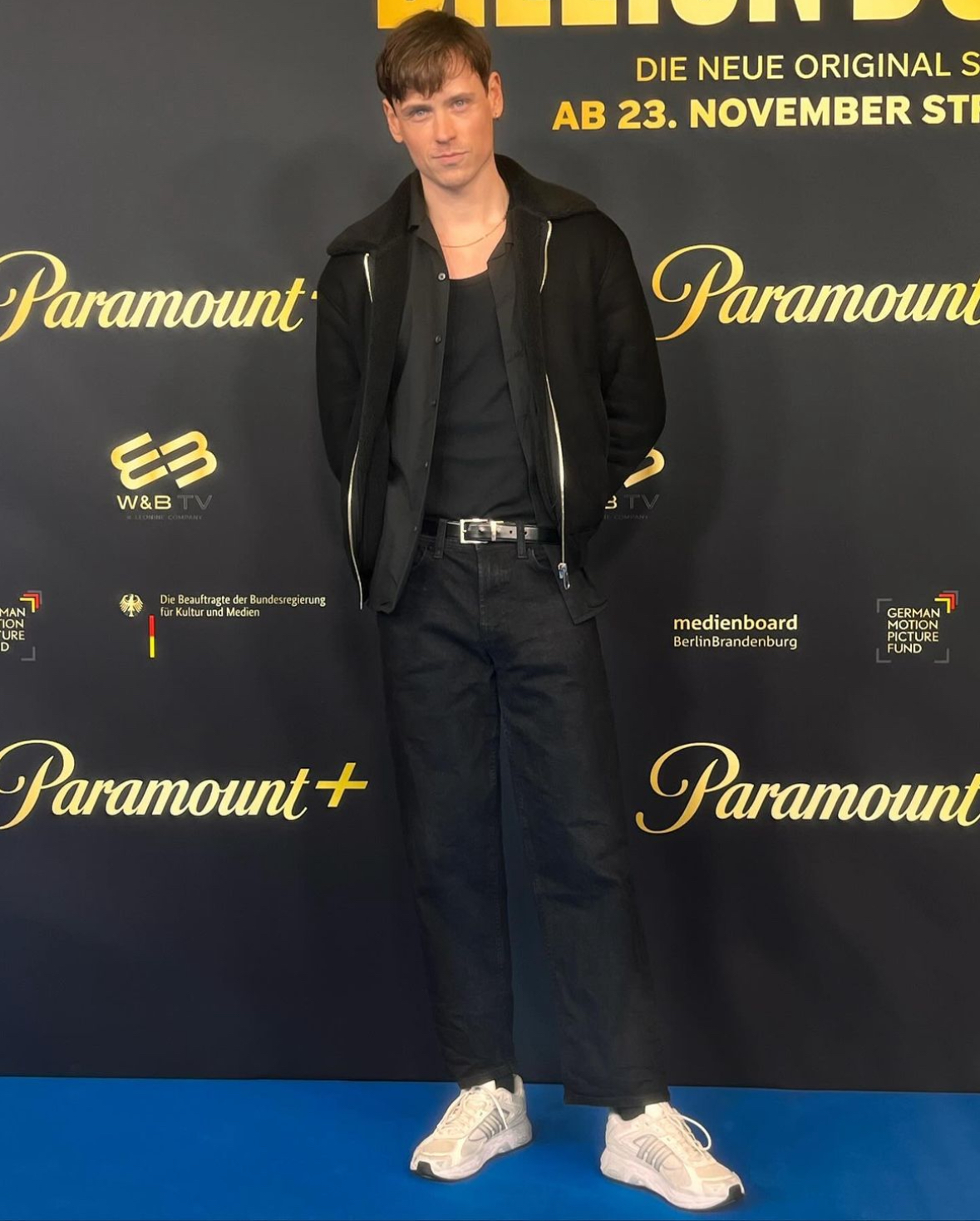 Nicolò Pasetti ('Vince Holtz') aktuell in der Miniserie "Eine Billion ...