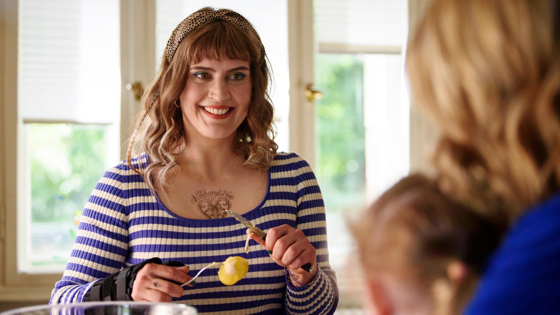 Morgane Ferru ('Mandy Petersen') & Katharina Heyer ('Bianca Vogler') am ...